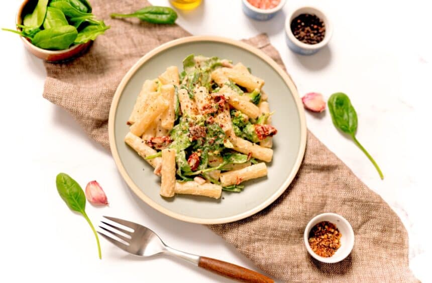 Creamy Hummus Pasta With Sun-Dried Tomatoes | World of Vegan